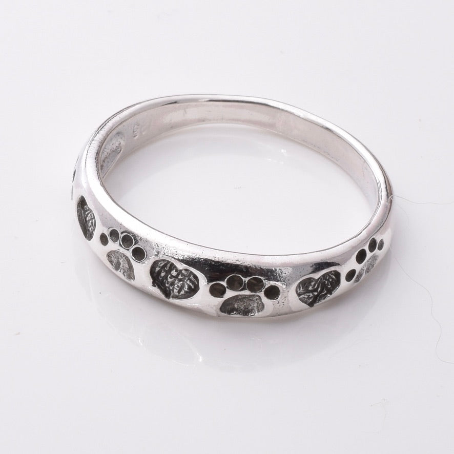R232 - Paw and heart silver band ring – Java Designs