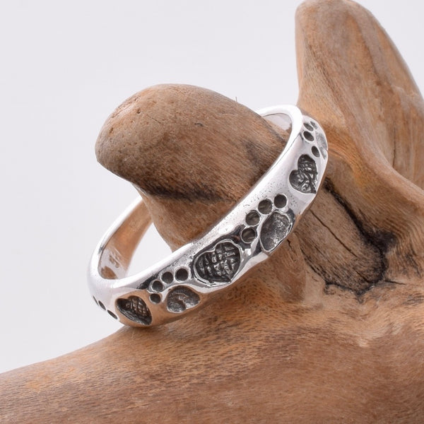 R232 - Paw and heart silver band ring – Java Designs